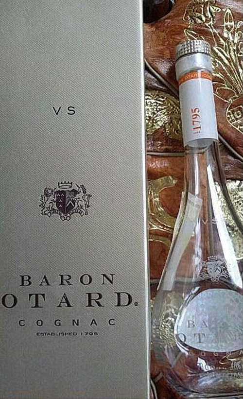 Пустая бутылка и коробка Baron Otard Cognac