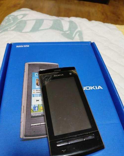 Телефоны Nokia 5250 и Sony Ericsson Cyber-shot