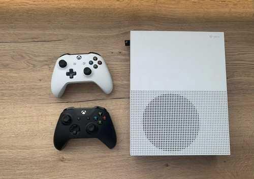 Xbox One S 1TB + 2 джойстика + 3 игры