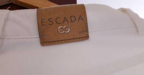 Белые джинсы escada