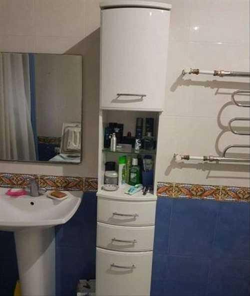 Белые шкафы-пеналы для ванной комнаты