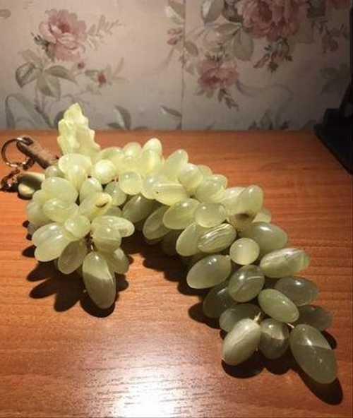 Декоративная гроздь винограда из оникса