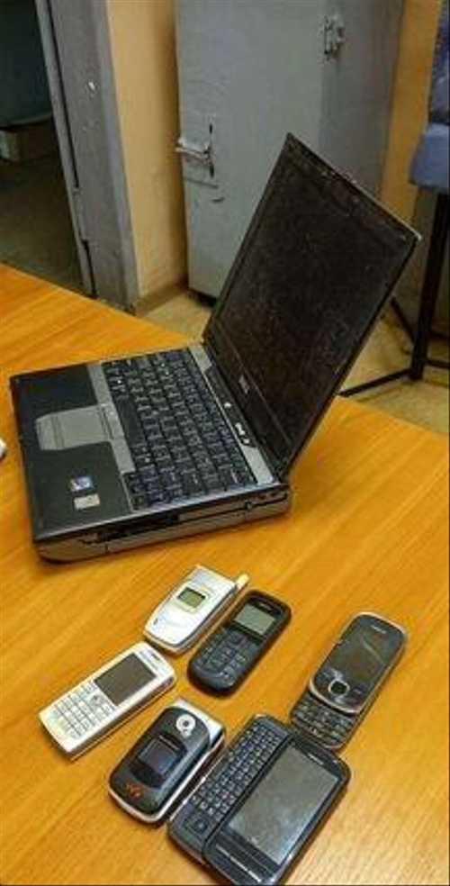 Старые телефоны, смартфорты и ноутбук ретро