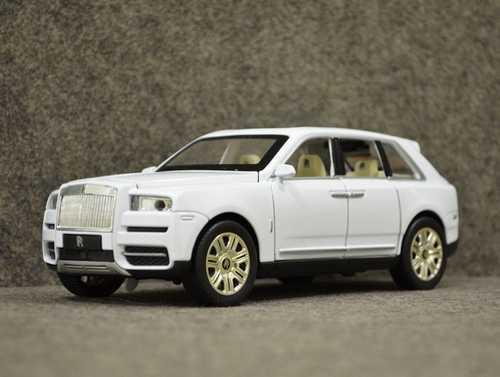 Машина Rolls Royce Cullinan белый модель 1:24