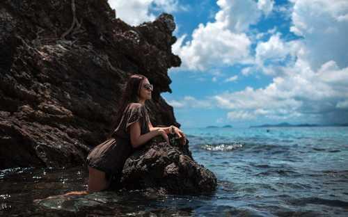 Фотосессия на скалах у моря. Девушка море скалы. Девушка на скале у моря. Девушка сидит на камнях у моря.
