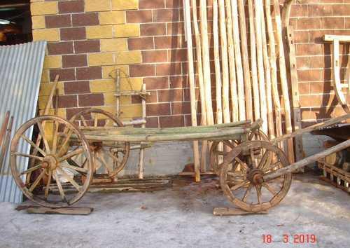 Старинные колёса от телеги. Деревянное колесо
