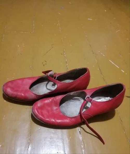 Красные танцевальные туфли для народных танцев