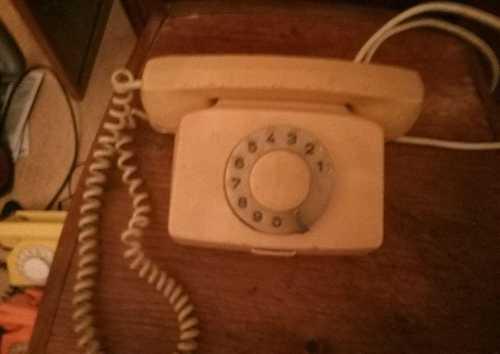 Коллекция старых домашних телефонов