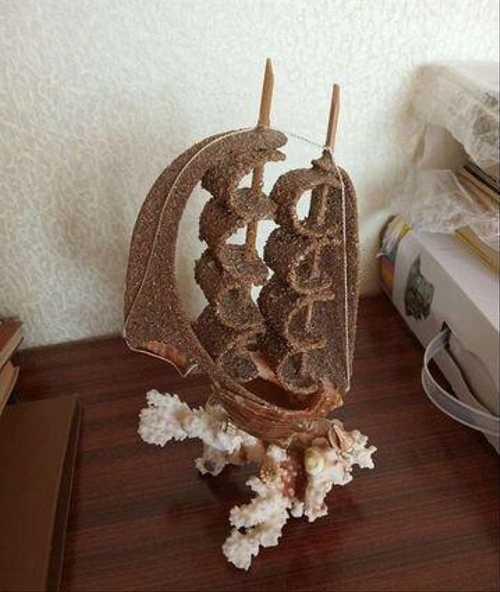 Сувенир корабль с кораллом