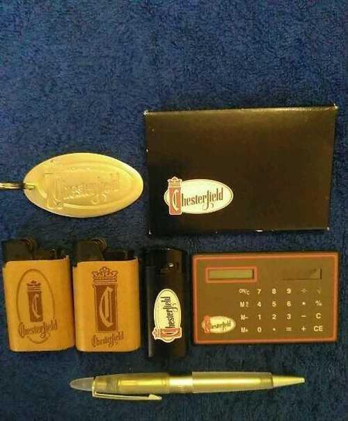 Зажигалки, ручка, калькулятор и брелок