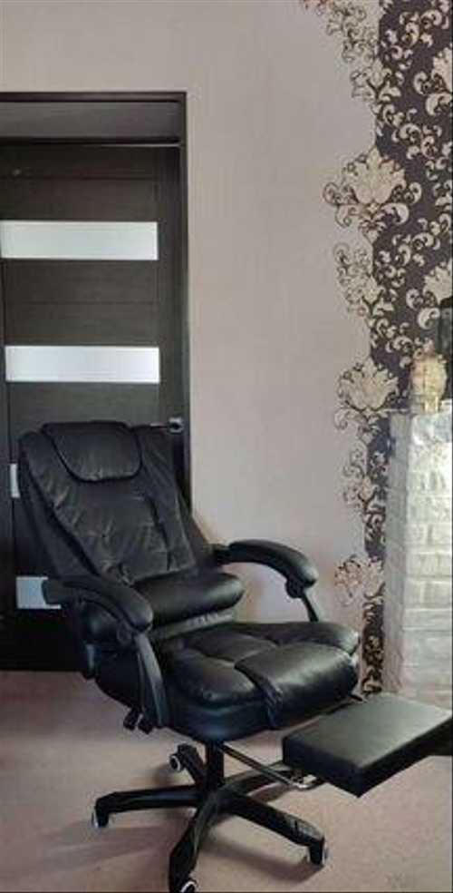 Офисное кожаное кресло с подножкой и вибромассажем