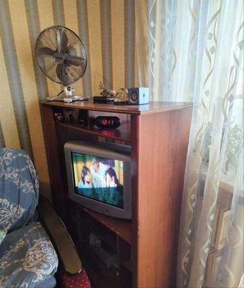 Полка с телевизором