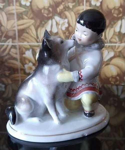 Статуэтка "Дружба" мальчик якут с собакой лфз