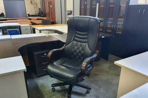 Кресло руководителя офисное черное кожа/дерево