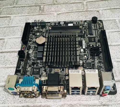 Мат. плата с интегрированым Gigabyte GA-J1900N-D3V