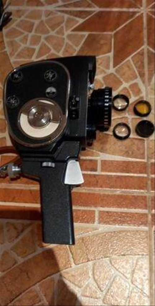 Советская кинокамера "кварц 2м" с кожаным кейсом