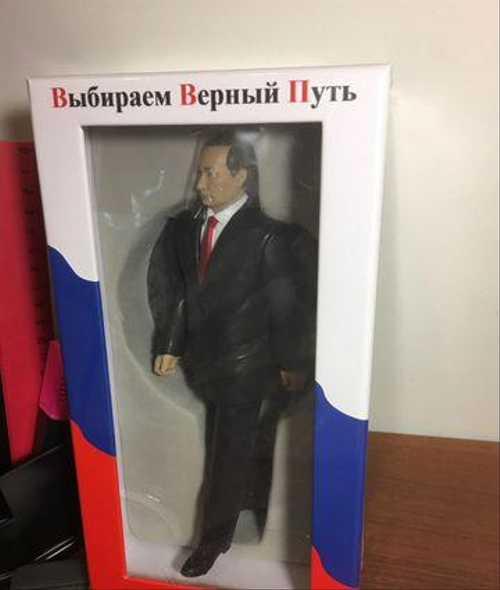 Статуэтка на столе путина