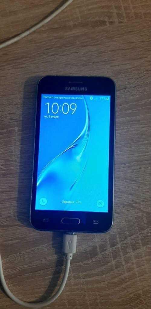 Телефон Samsung J1