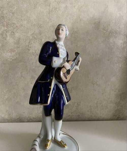 Винтажная статуэтка Royal Dux «Юноша с гитарой»