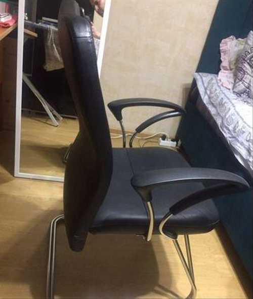 Кожанный стул кресло