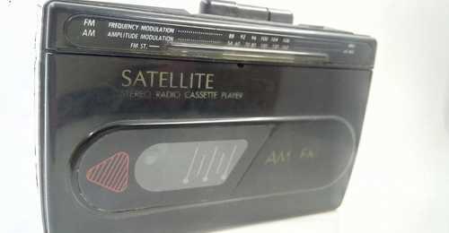 Винтажный кассетный плеер satellite