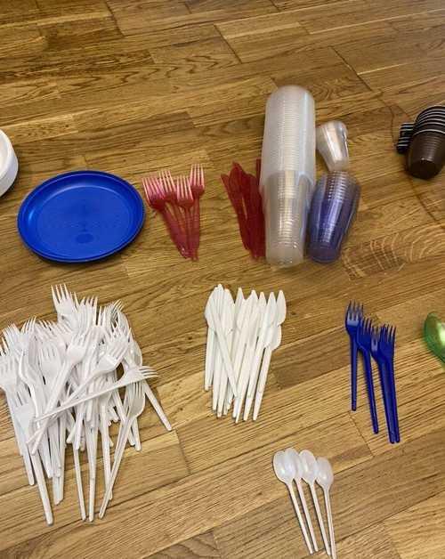 Много пластиковой одноразовой посуды