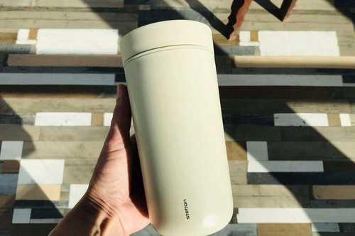 Стильная термокоужка Stelton 360 мл, кремовая