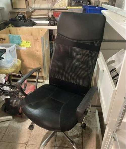 Черное компьютерное кресло