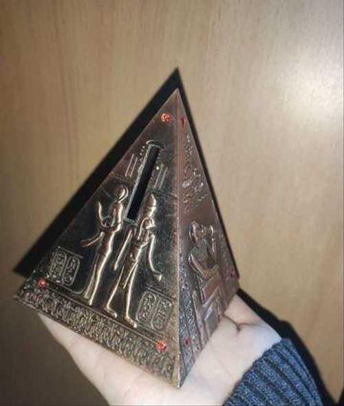 Копилка для монет, в виде пирамиды (Египет). Египе