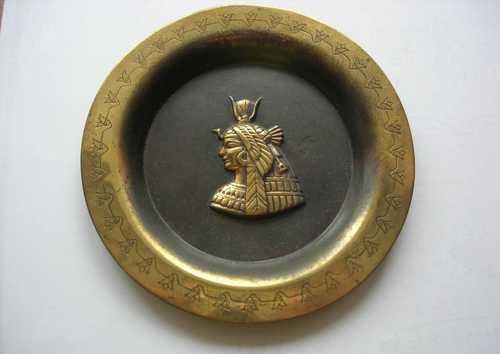 Металлическая настен декоратив тарелка с чеканкой
