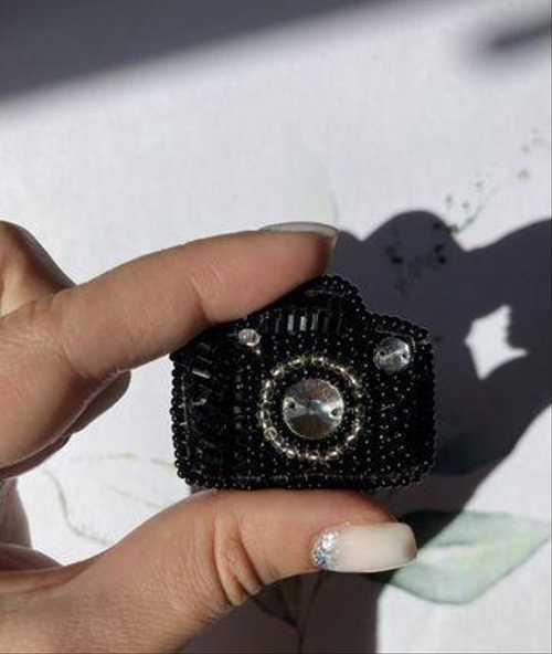 Брошь из бисера «фотоаппарат»