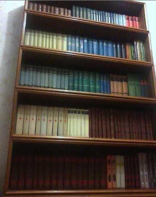 Румынские книжные полки