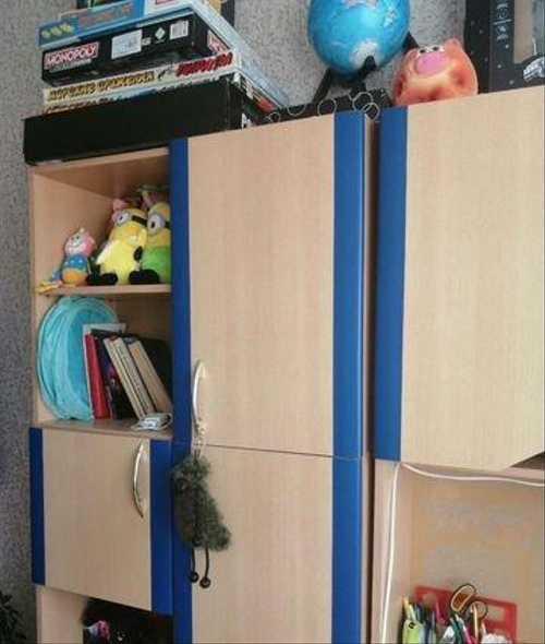 Шкаф для одежды и стол для школьника