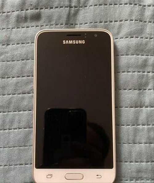 Телефон Samsung J1