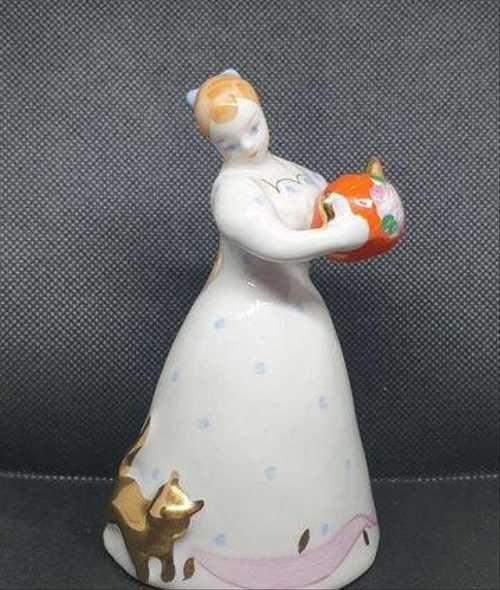 Статуэтка Девушка с чайником и котом Дулево Фарфор