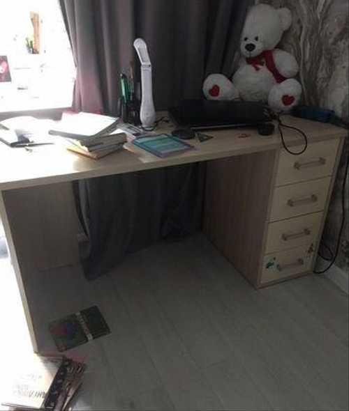 Письменный стол вместе со шкафом