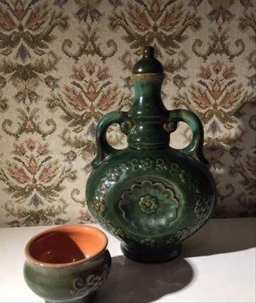 Глиняный кувшин с чашкой