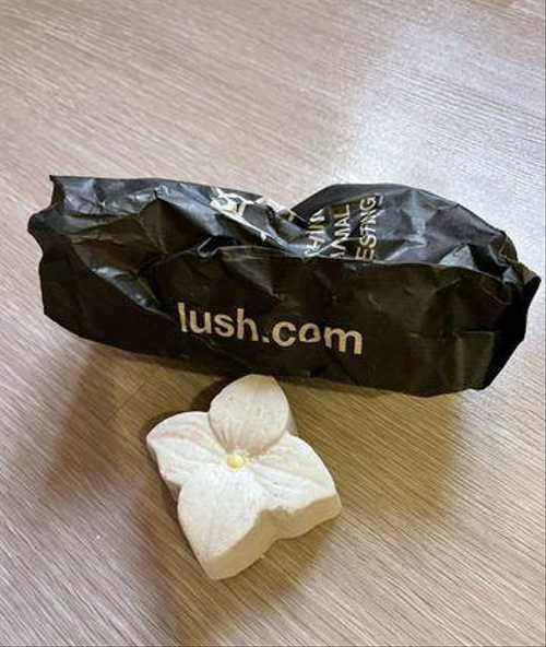 Бомбочка для ванны Lush