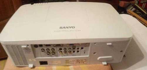 Инсталляционный проектор Sanyo PLC-XM100L