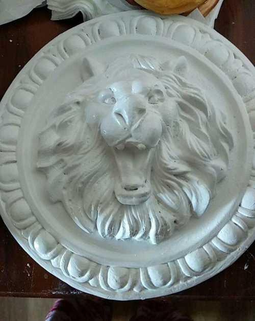 Украшать львов. Голова Льва барельеф. Керамическое украшение Лев для интерьера.