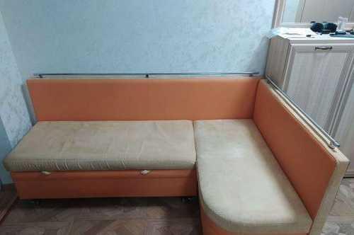 Кухонный диван угловой со столом в современном стиле