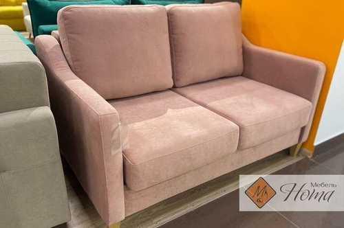 Диван. Розовый узкий диван на ножках