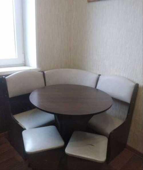 Кухонный уголок или стол со стульями