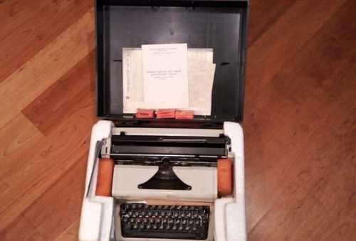 Пишущая портативная механическая машинка "Любава"