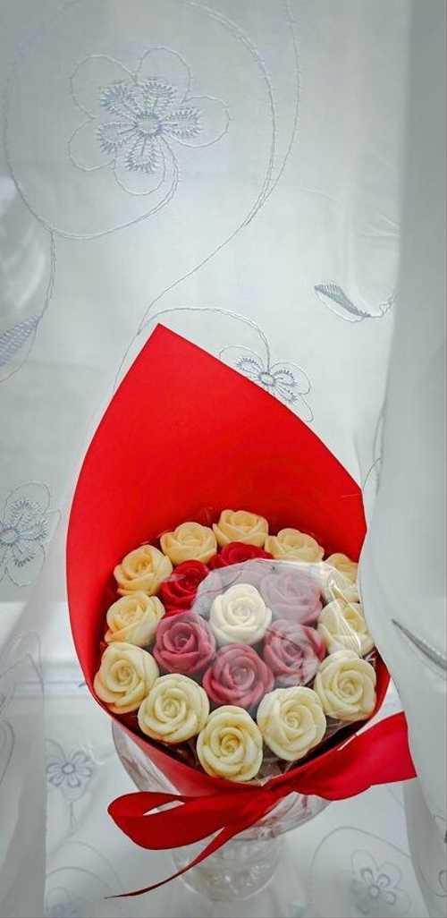 Букет из 19 съедобных красно-белых шоколадных роз