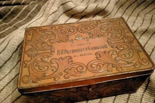 Старинная жестяная коробка