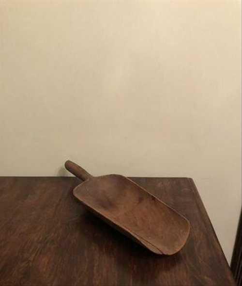 Старинный деревянный совок для муки