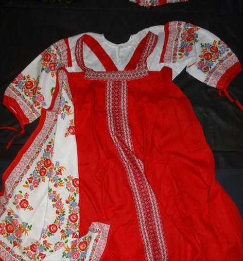 Красный сарафан льняной с рубашкой и платком