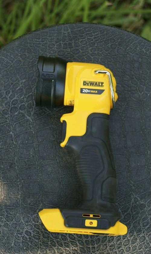 Тушка аккумуляторный фонарь Dewalt DCL040