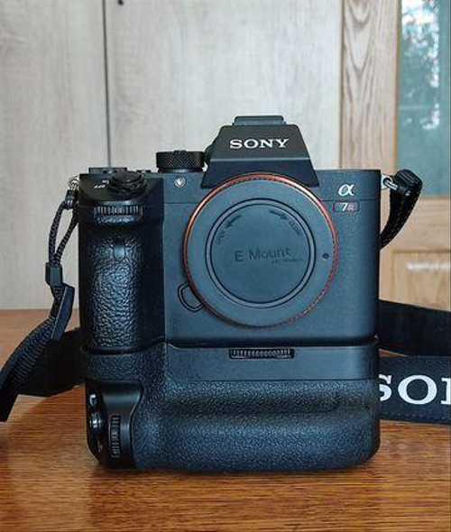 Фотоаппарат Sony a7r3, вертикальная ручка